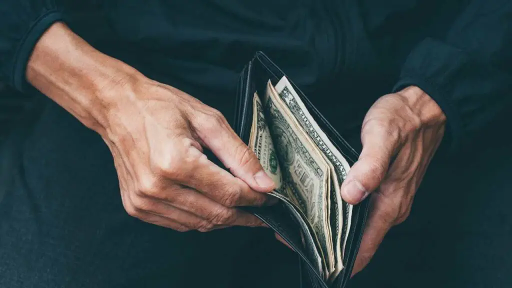 First Time Clubbing Tips for Guys & Girls (Dos & Don'ts of Partying)