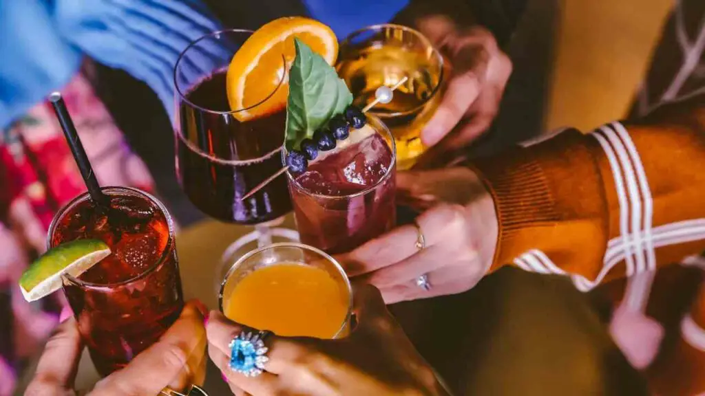 First Time Clubbing Tips for Guys & Girls (Dos & Don'ts of Partying)